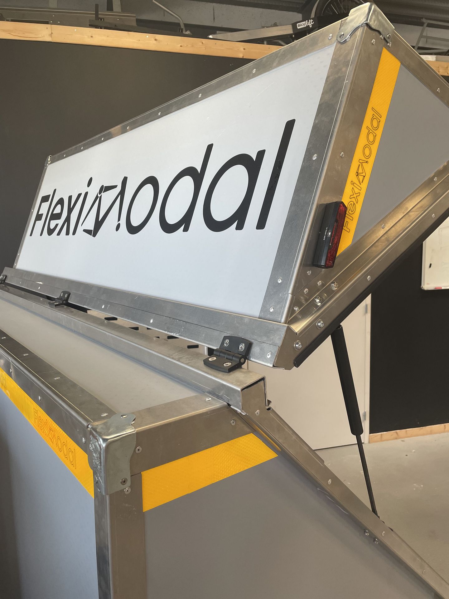 Parcel Container Runner | FlexiModal